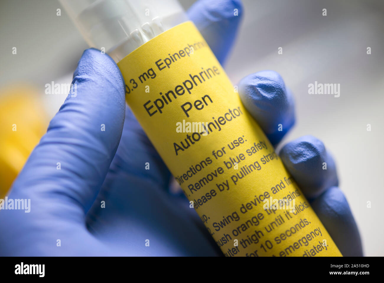 Epinephrine auto injectable pen held by gloved hand Stock Photo - Alamy