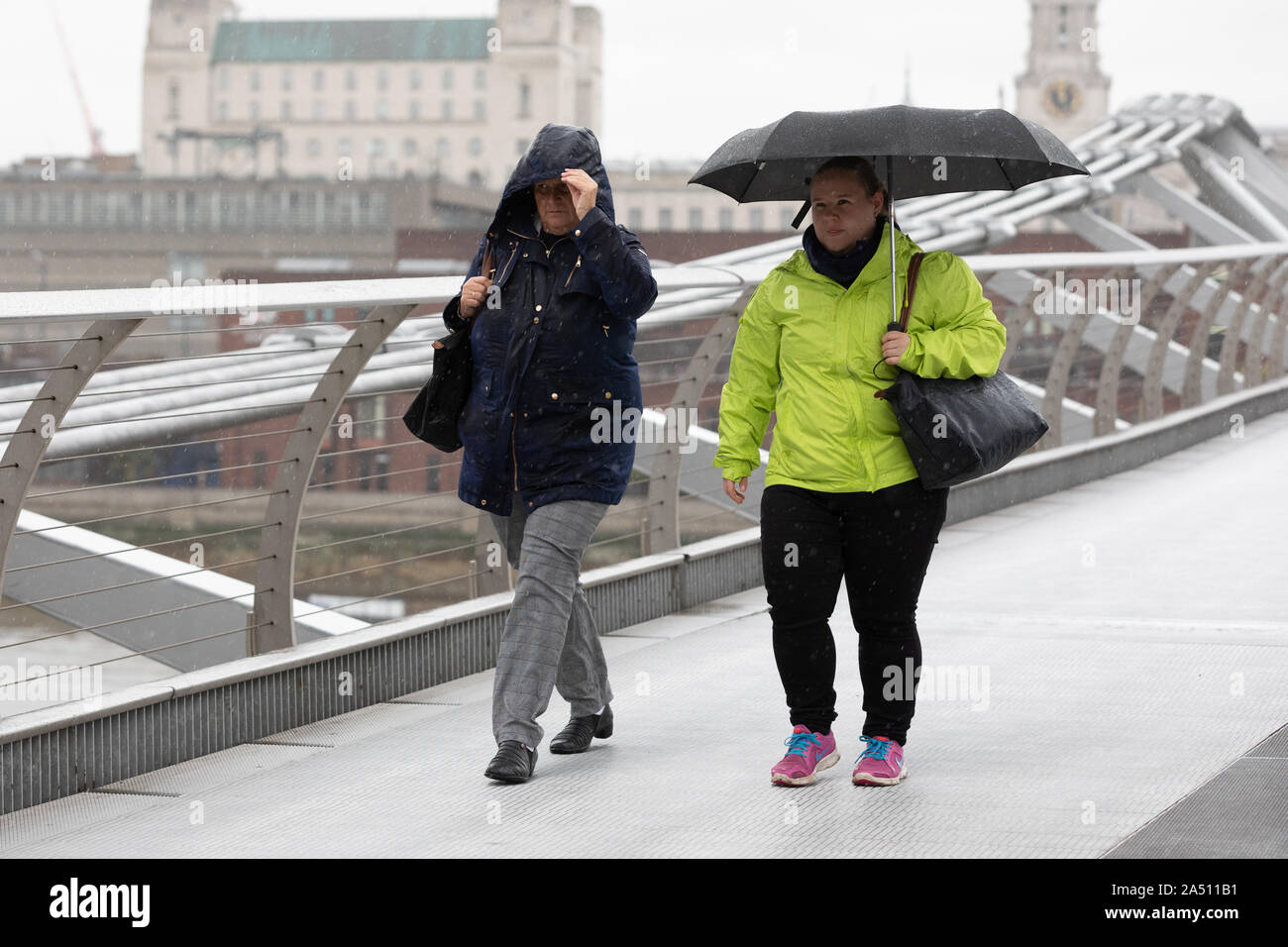 London wet weather hi-res stock photography and images - Alamy