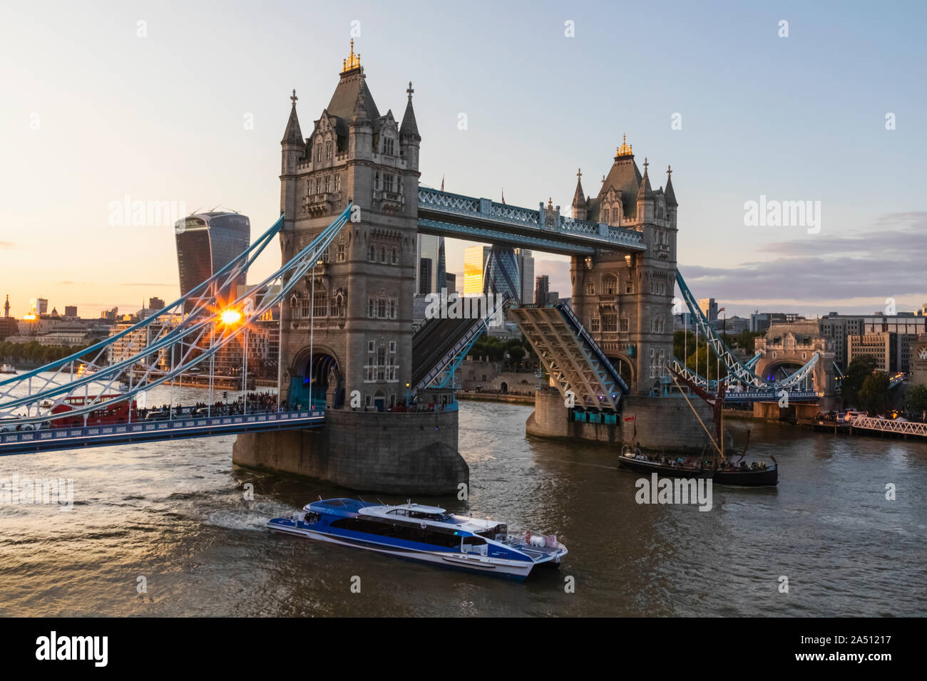 Thames through london hi-res stock photography and images - Alamy