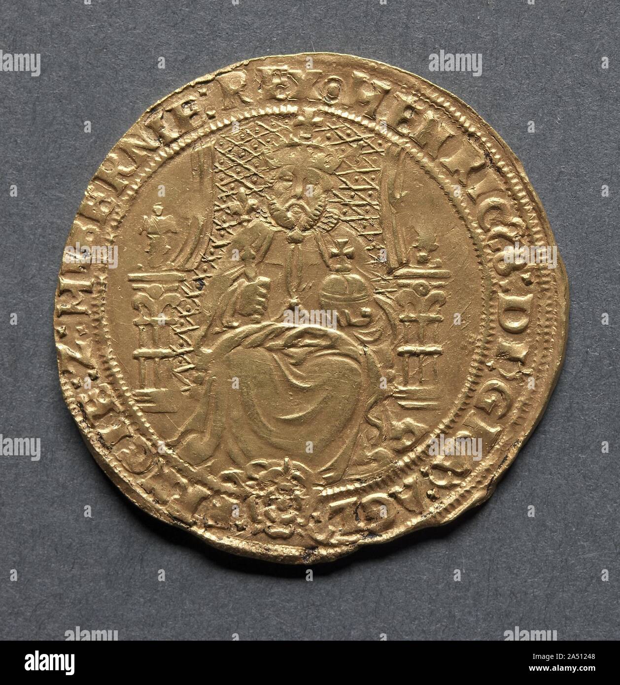 Gold half sovereign hi-res stock photography and images - Alamy