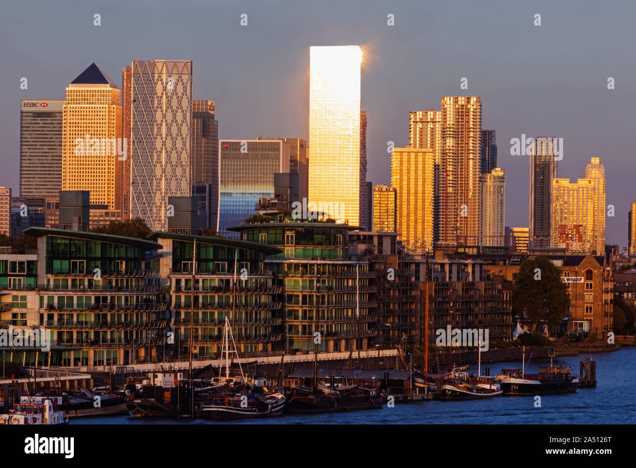 London docklands skyline hi-res stock photography and images - Alamy