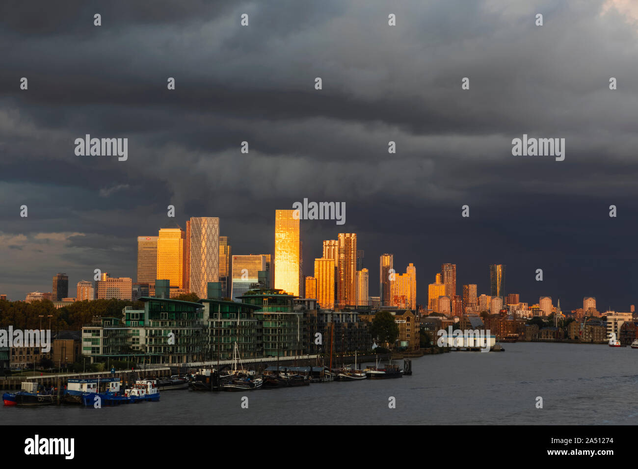 London docklands skyscrapers hi-res stock photography and images - Alamy