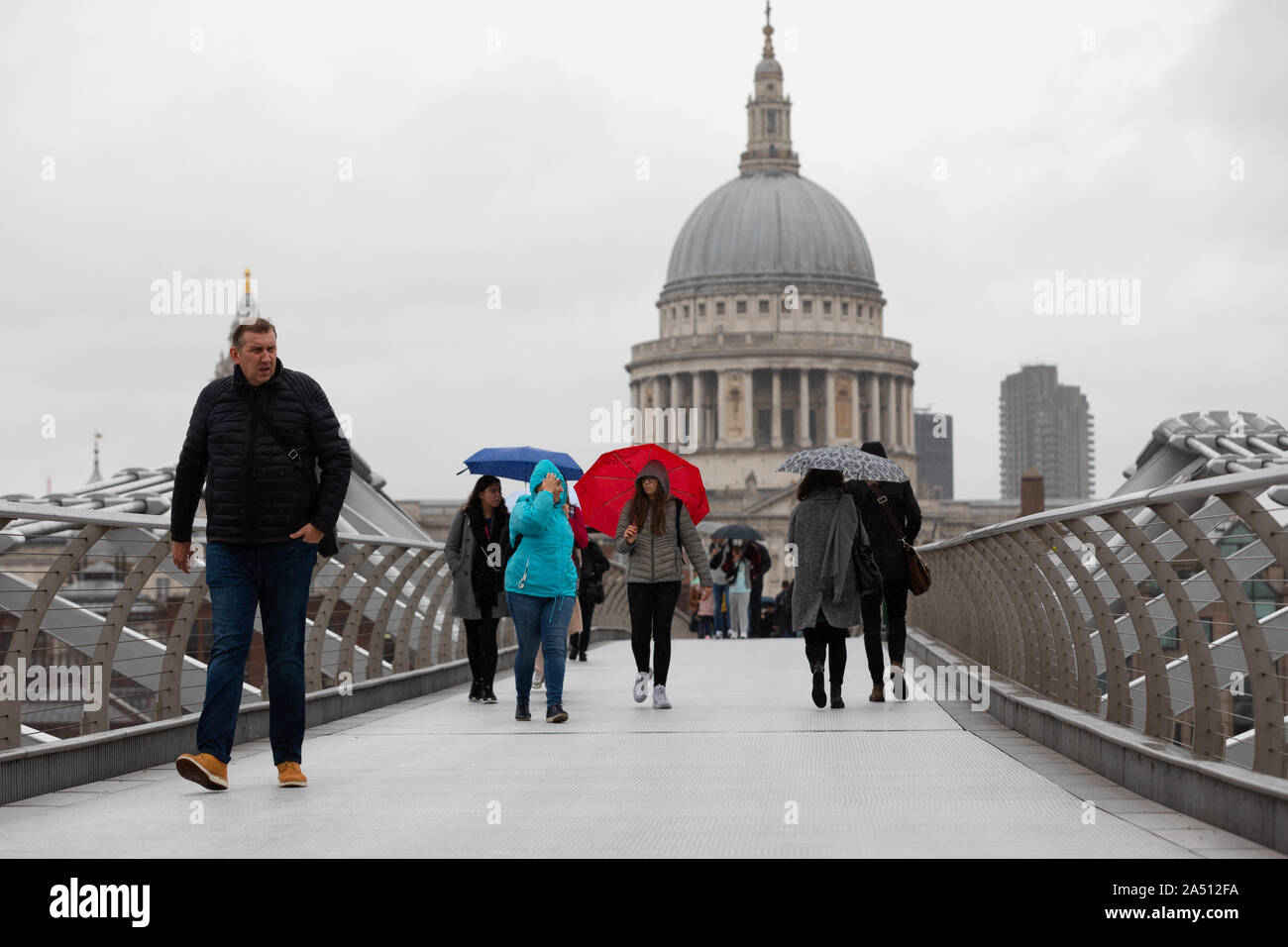 London wet weather hi-res stock photography and images - Alamy