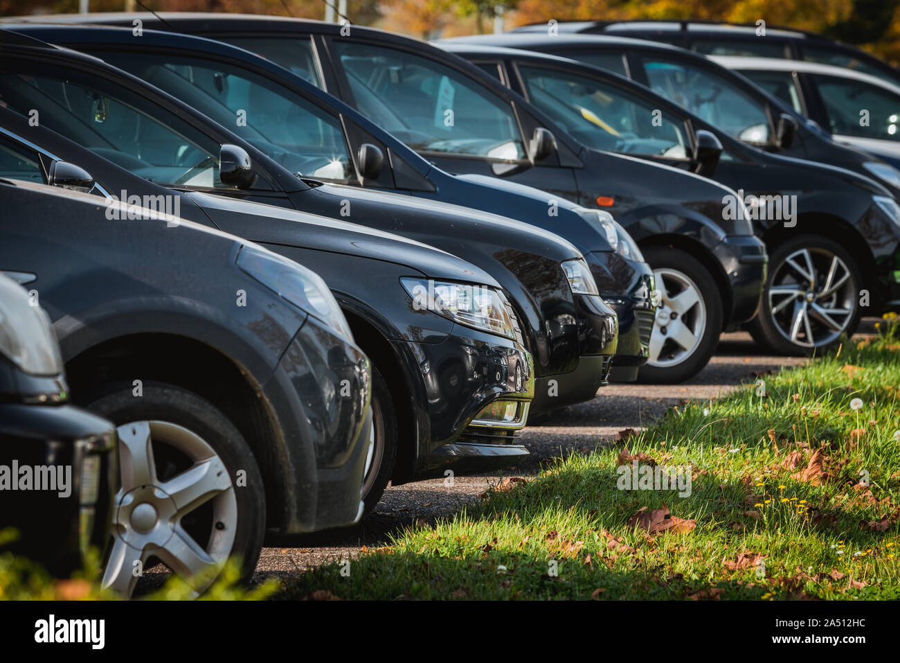 cars row parked at a car dealership stock Stock Photo - Alamy