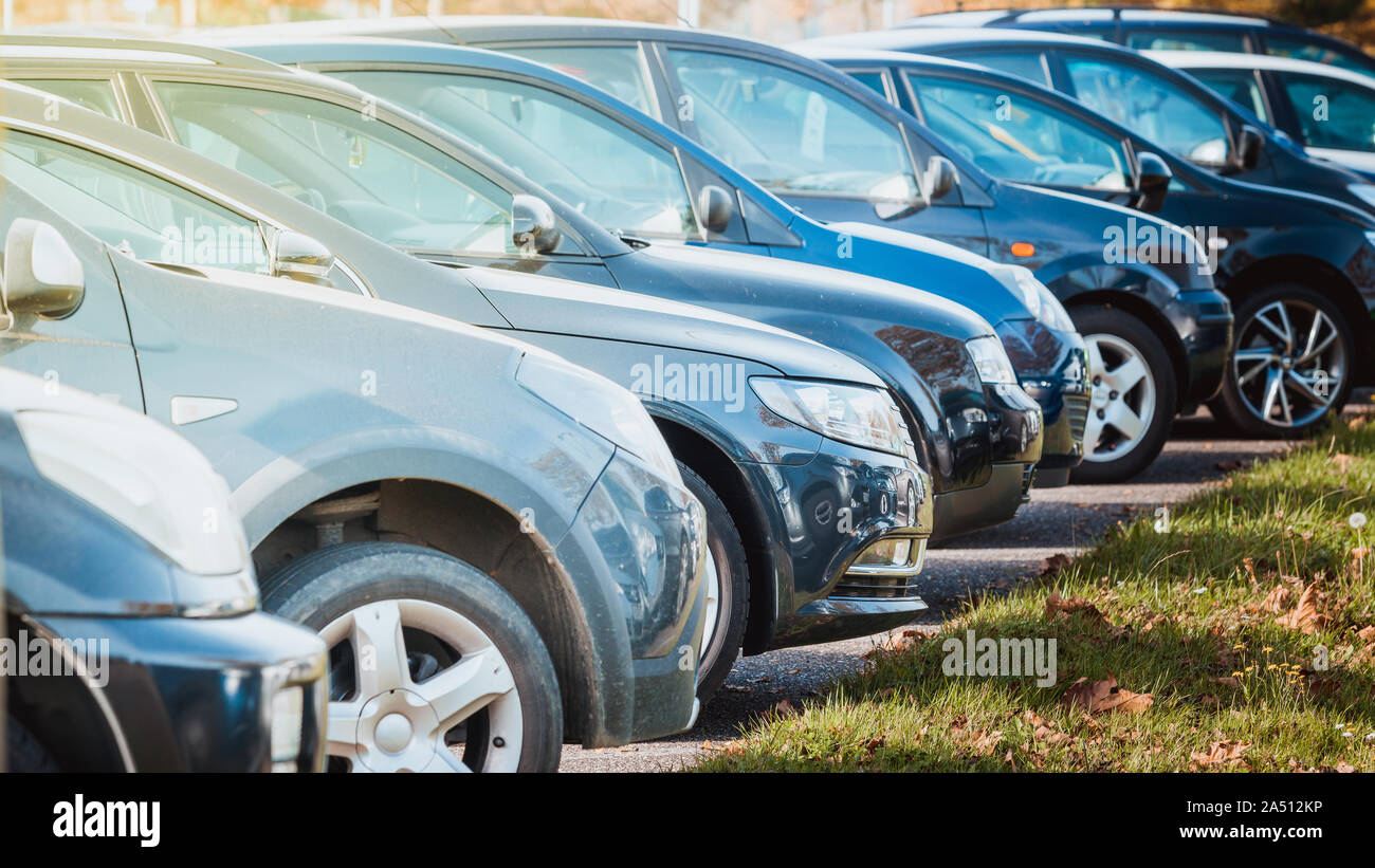 cars row parked at a car dealership stock Stock Photo - Alamy