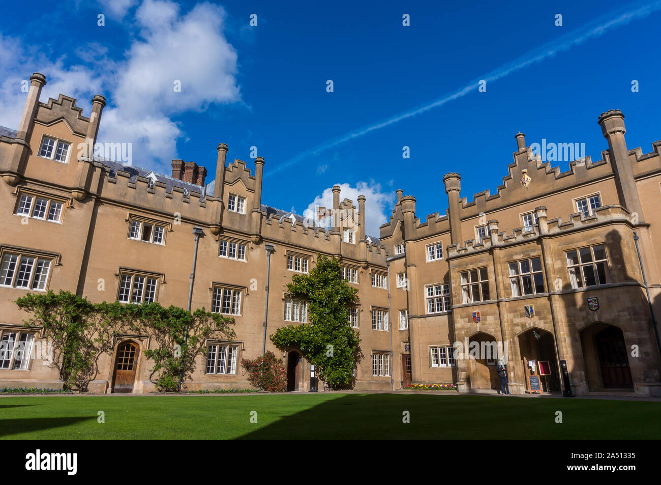 Stunning Courtyards at famous College of the University of Cambridge ...