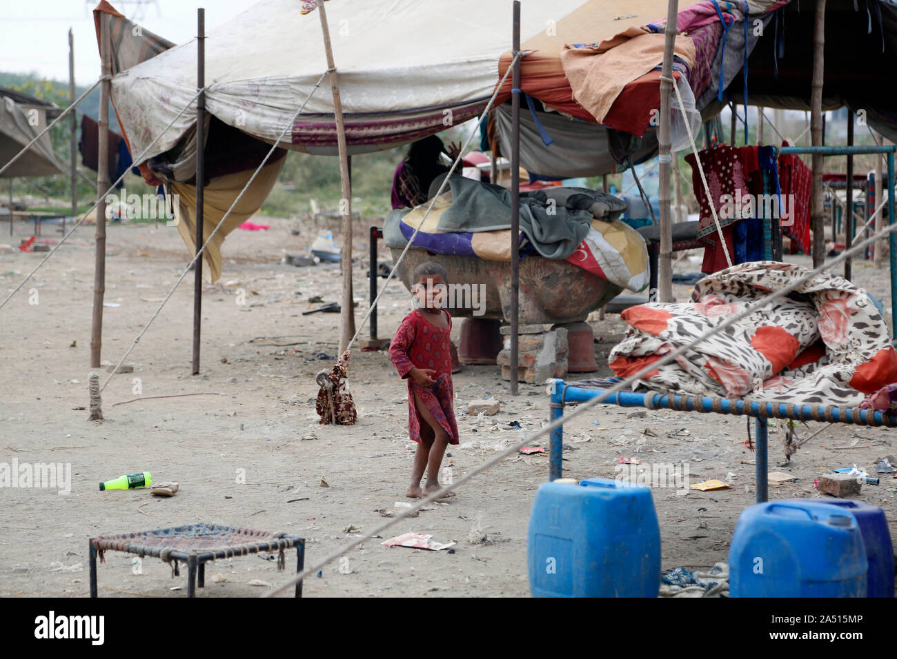 Rawalpindi, Pakistan. 17th Oct, 2019. A girl is seen in a slum on the ...