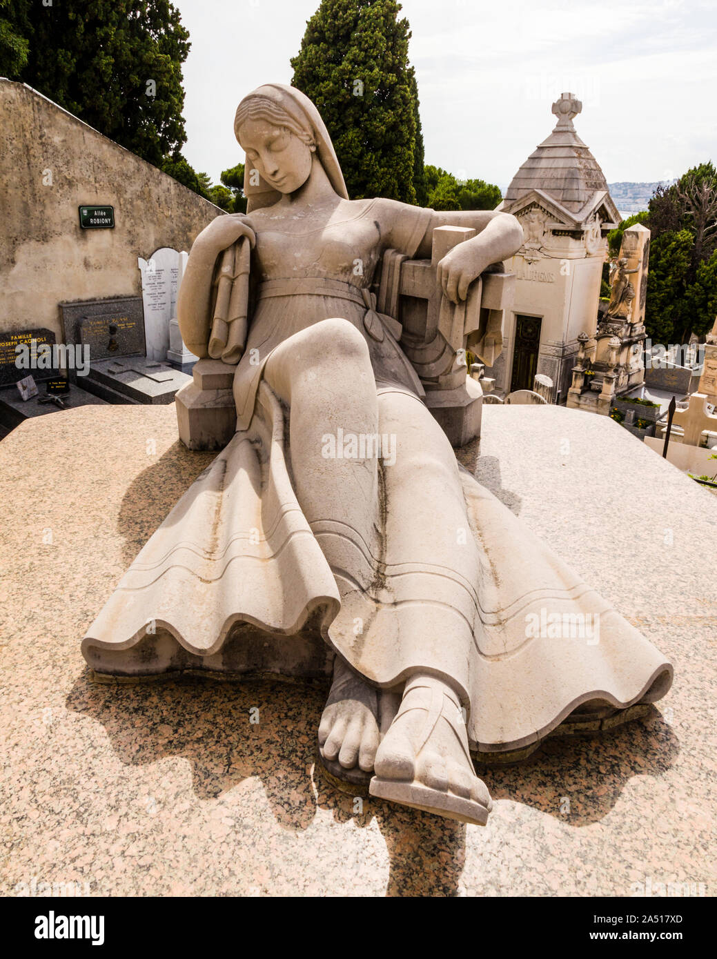 Chateau cemetery hi-res stock photography and images - Alamy