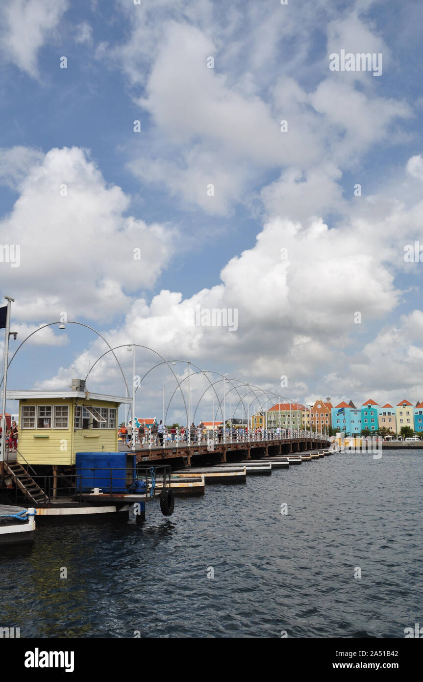 Queen Emma bridge, Willemstad, Curacao Stock Photo - Alamy