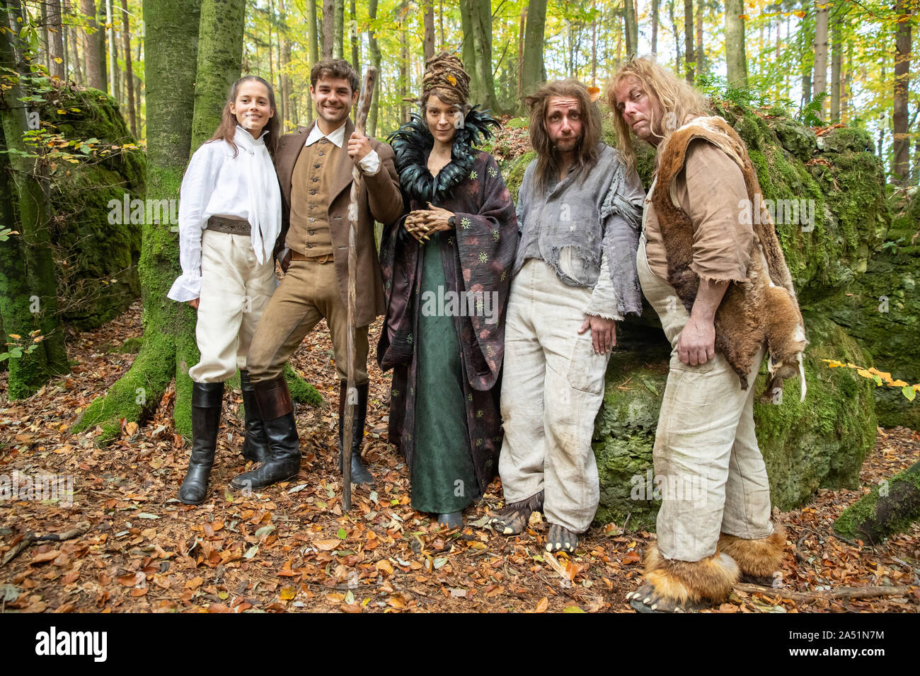 17 October 2019, Bavaria, Wiesenttal: The actors Bianca Nawrath (l-r), in the role of Princess ...