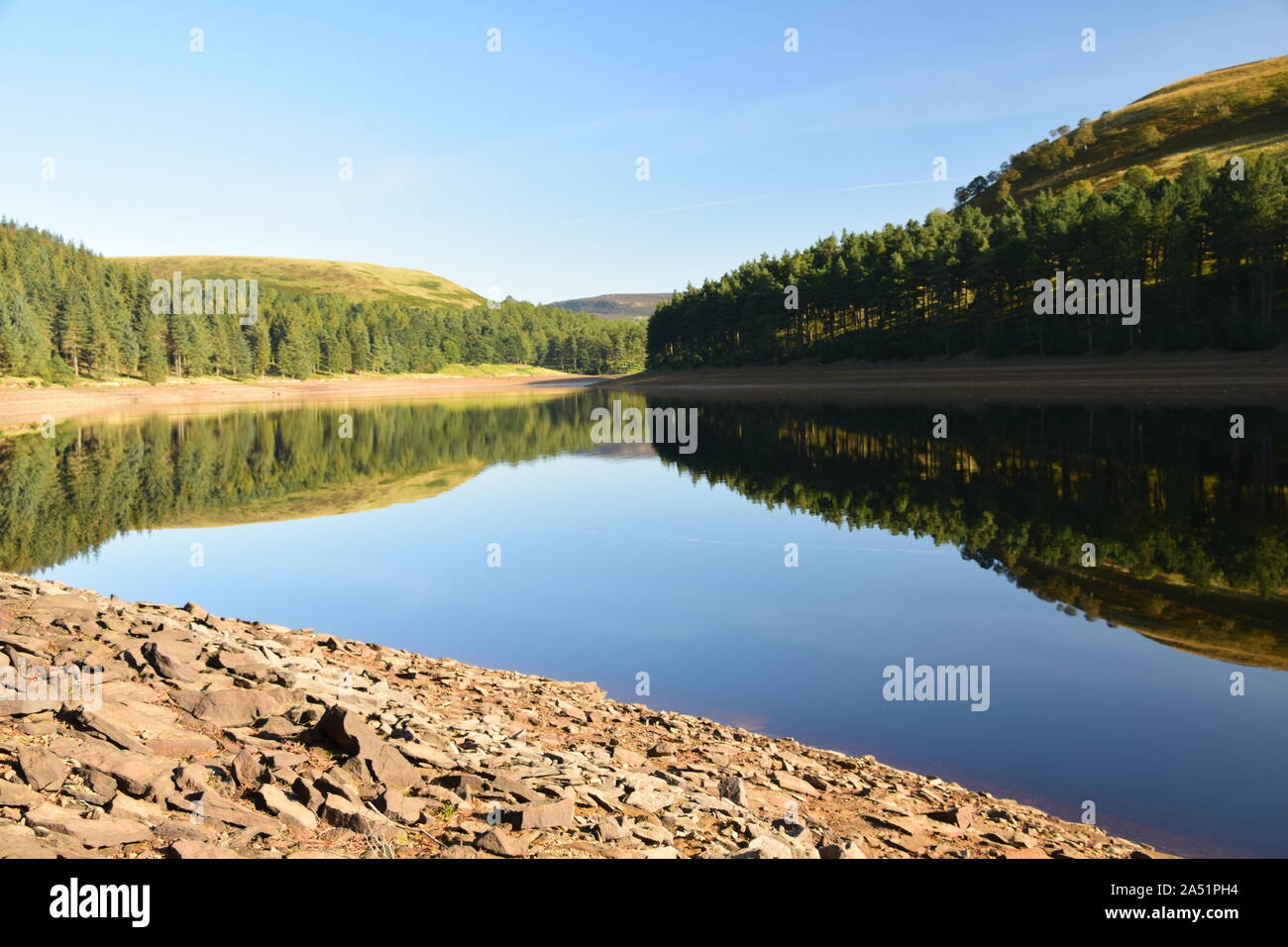 Howden reservoir derbyshire england, showing the sky and shores ...