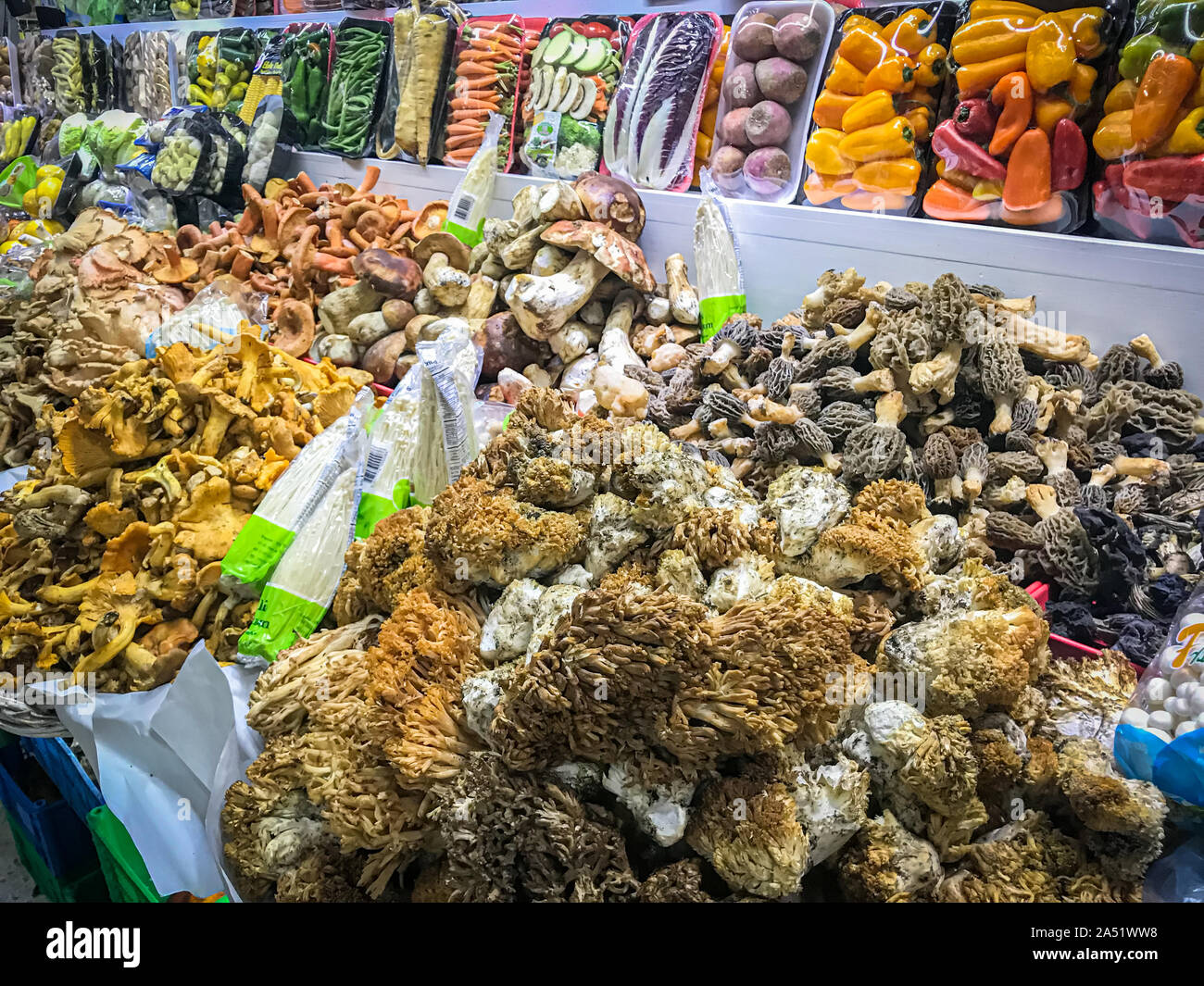 Packaged mushrooms sale hi-res stock photography and images - Alamy