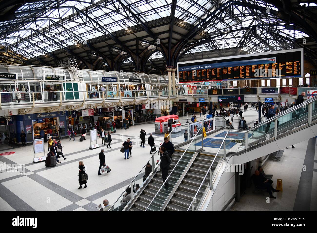 London commuters on station platforms Stock Photo - Alamy