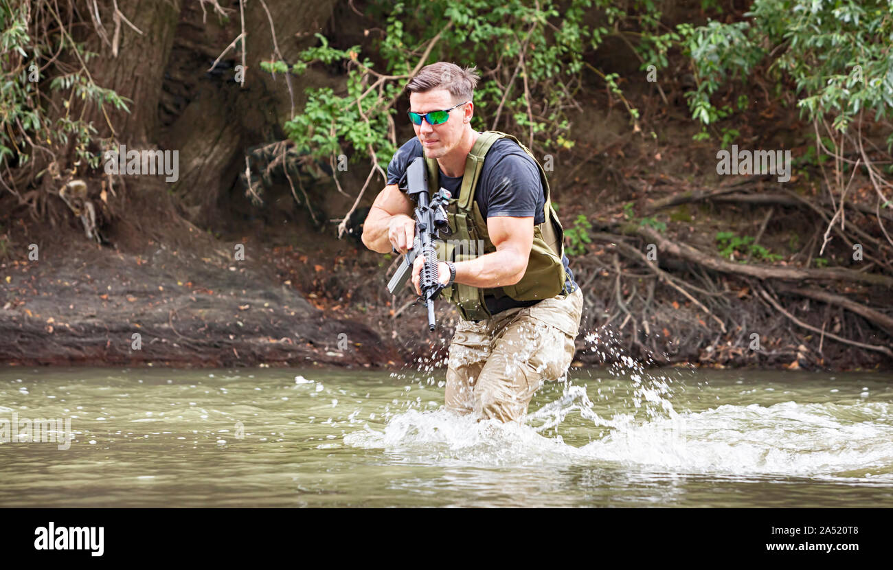 Full military experience - One day commando - running through the water ...