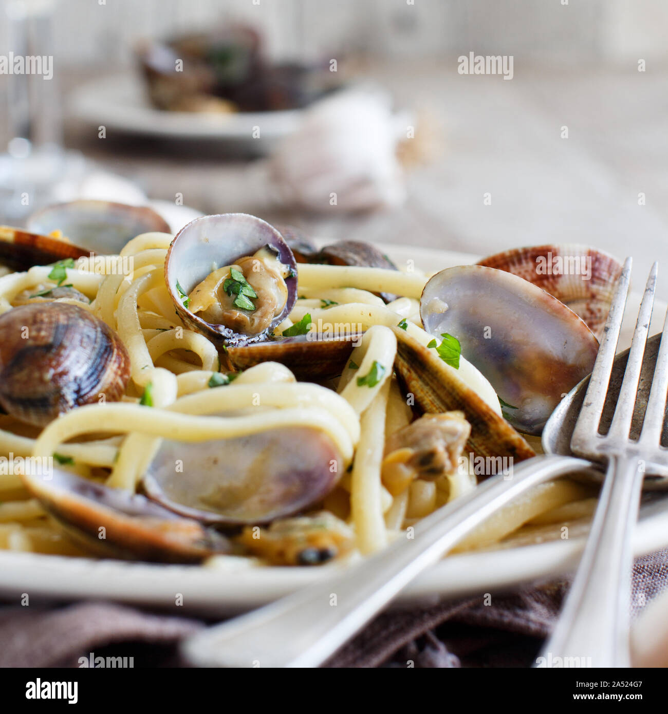 Linguini with clams - Traditional italian seafood pasta Stock Photo - Alamy