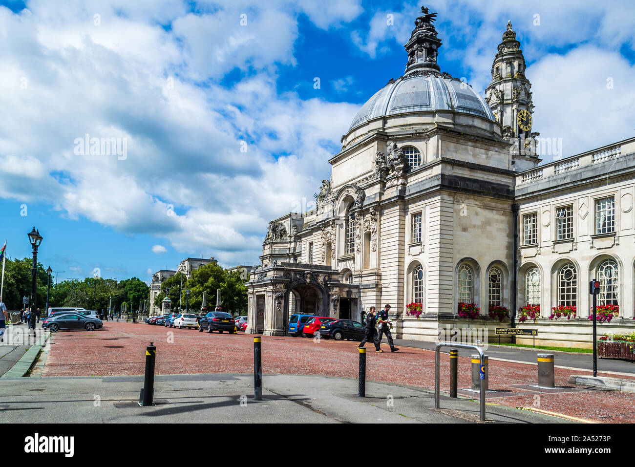 Cardiff town hall flowers hi-res stock photography and images - Alamy