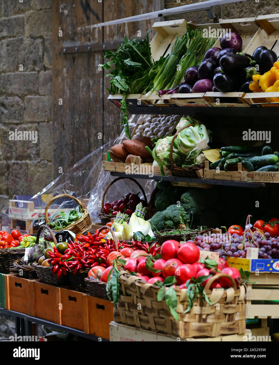 Italian vegetable market with tomatoes and zucchini Stock Photo - Alamy