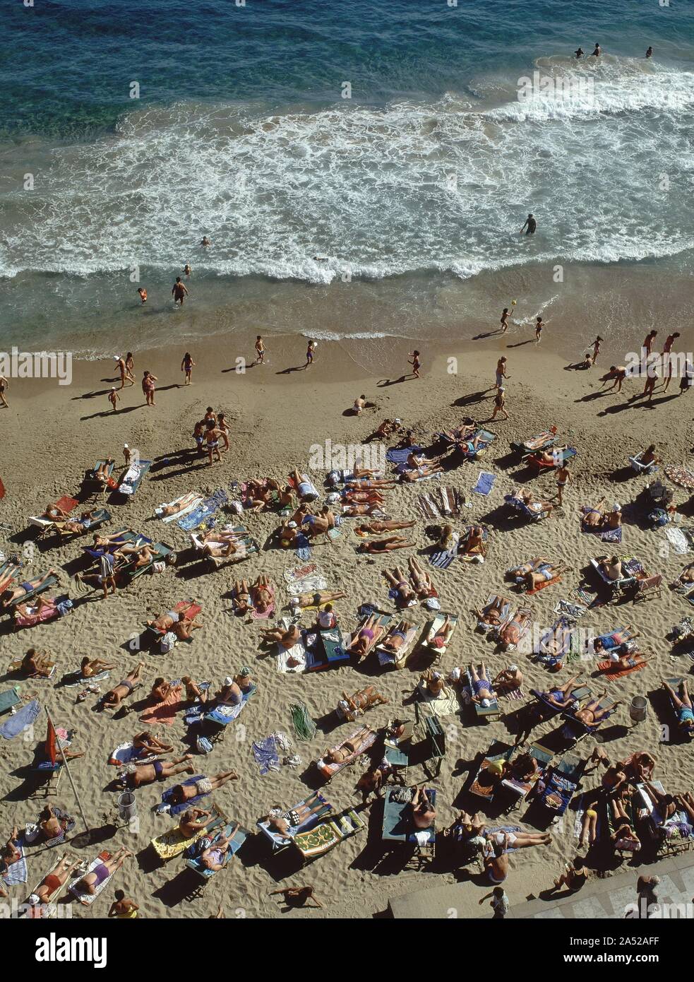 PLAYA LLENA DE GENTE. Location: EXTERIOR. Benidorm. Alicante. SPAIN ...
