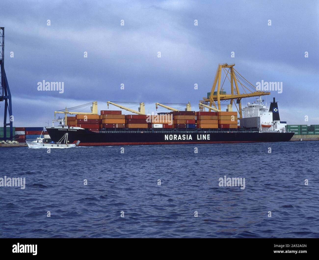 Barco de contenedores en el muelle hi-res stock photography and images ...