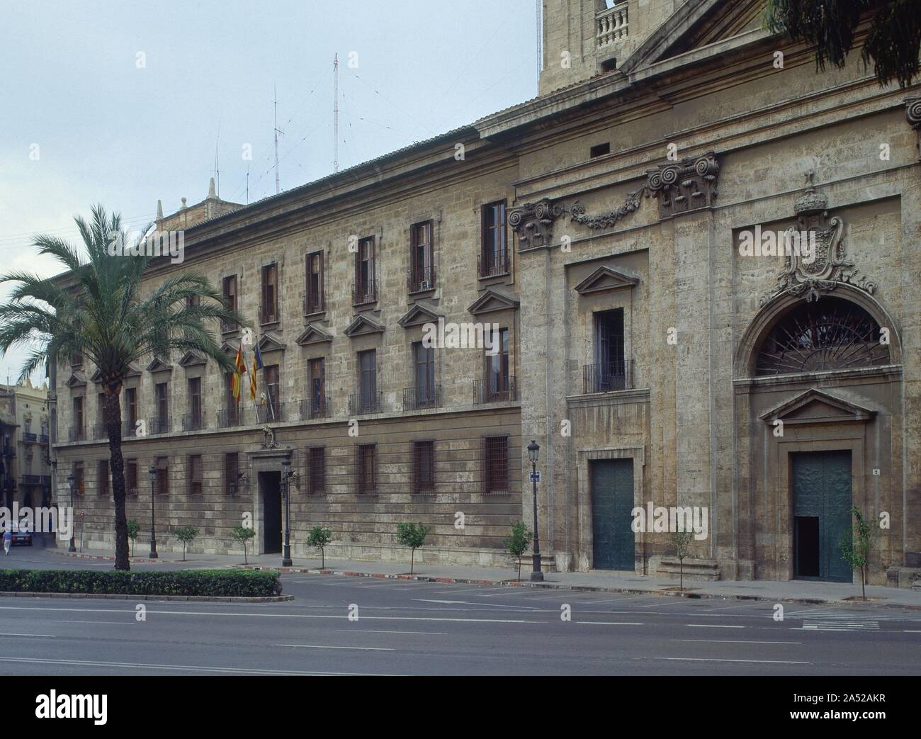 GOBIERNO CIVIL Y FACHADA DE LA IGLESIA DEL TEMPLE. Location: EXTERIOR ...