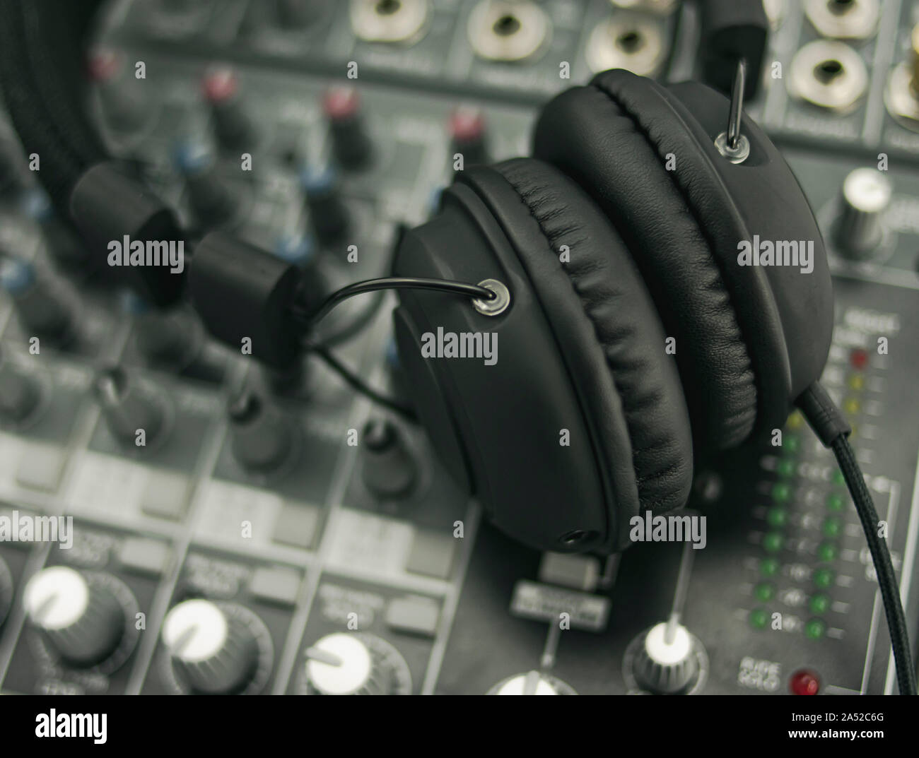 Sound engineer headphones hi-res stock photography and images - Alamy