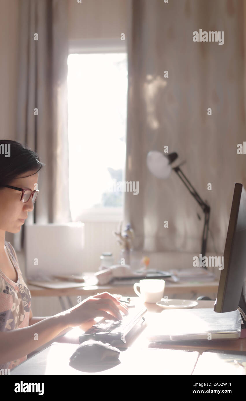 Writer at desk hi-res stock photography and images - Alamy