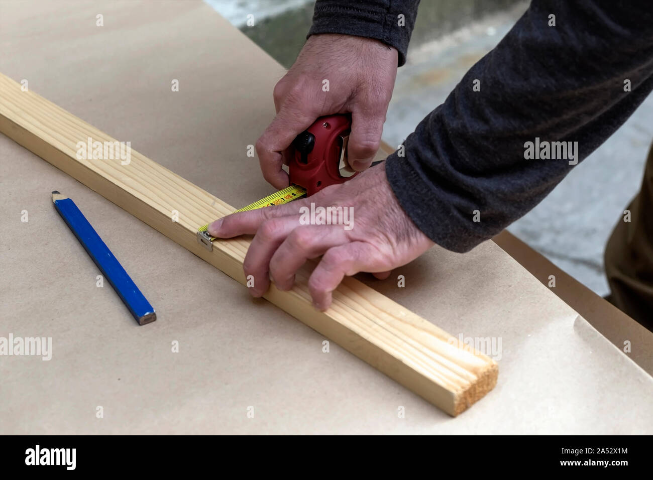 Carpenter hands measuring marking wood hi-res stock photography and ...
