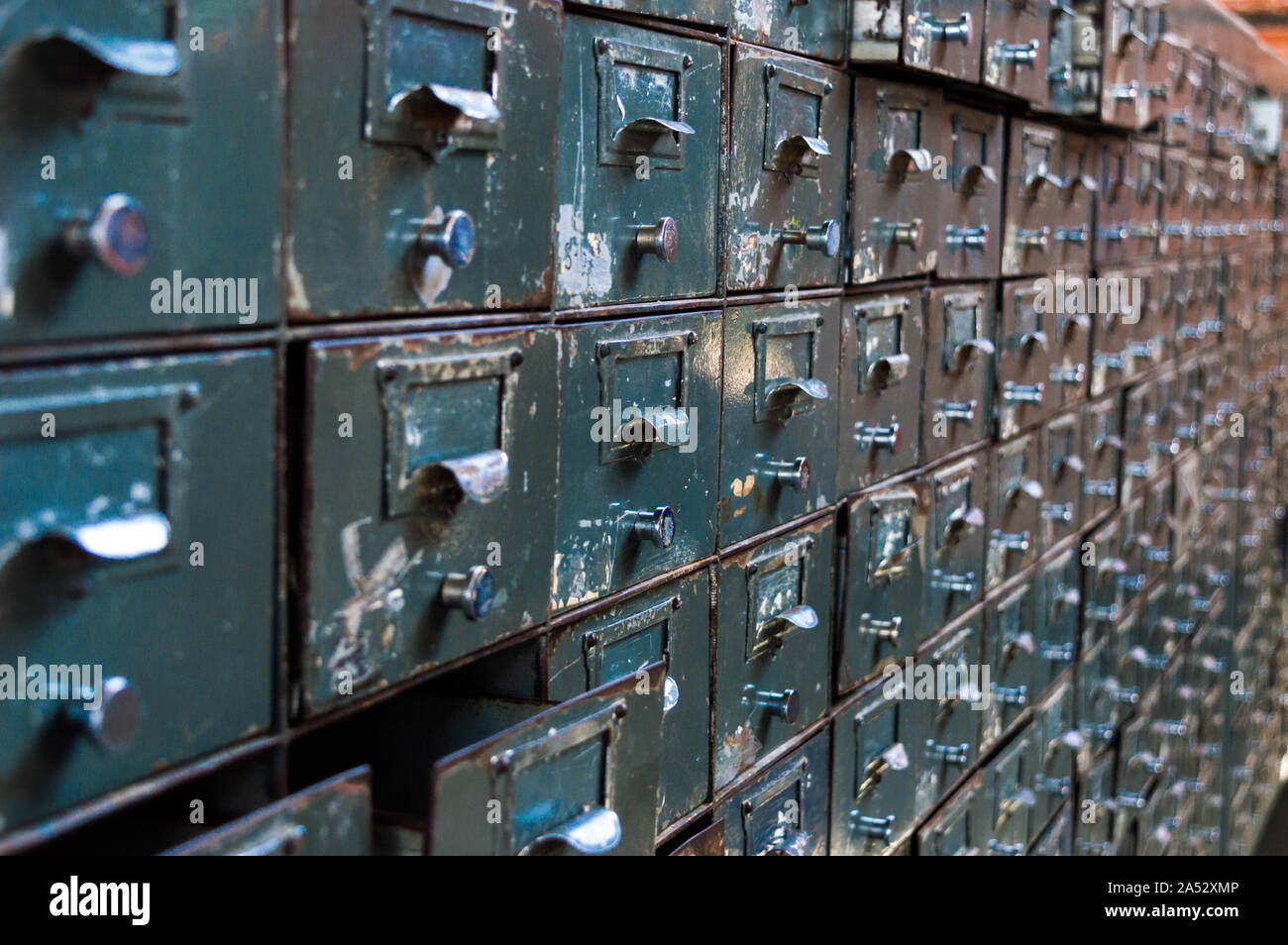 Old filing cabinet hi-res stock photography and images - Alamy