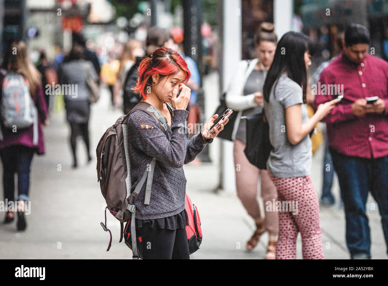 People cell phones street hi-res stock photography and images - Alamy