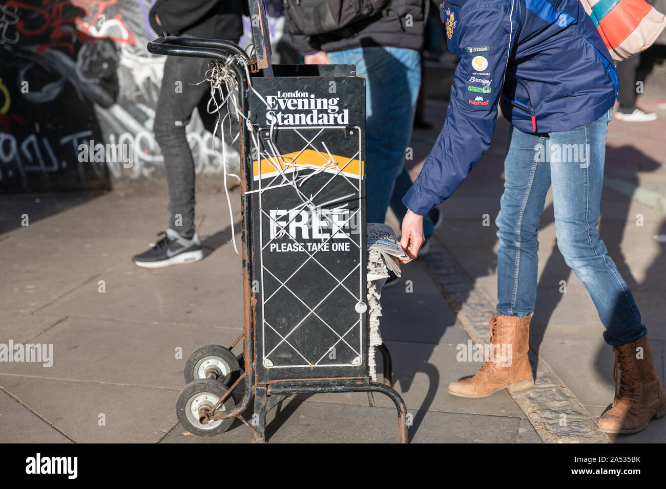 Free newspaper stands hi-res stock photography and images - Alamy