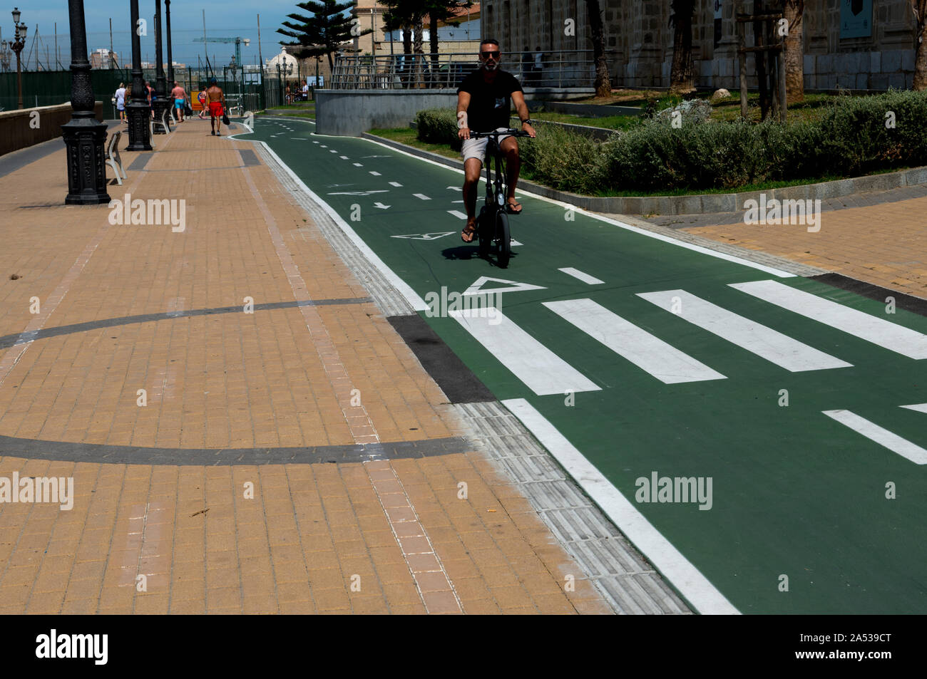 Cycle pedestrian separation hi-res stock photography and images - Alamy