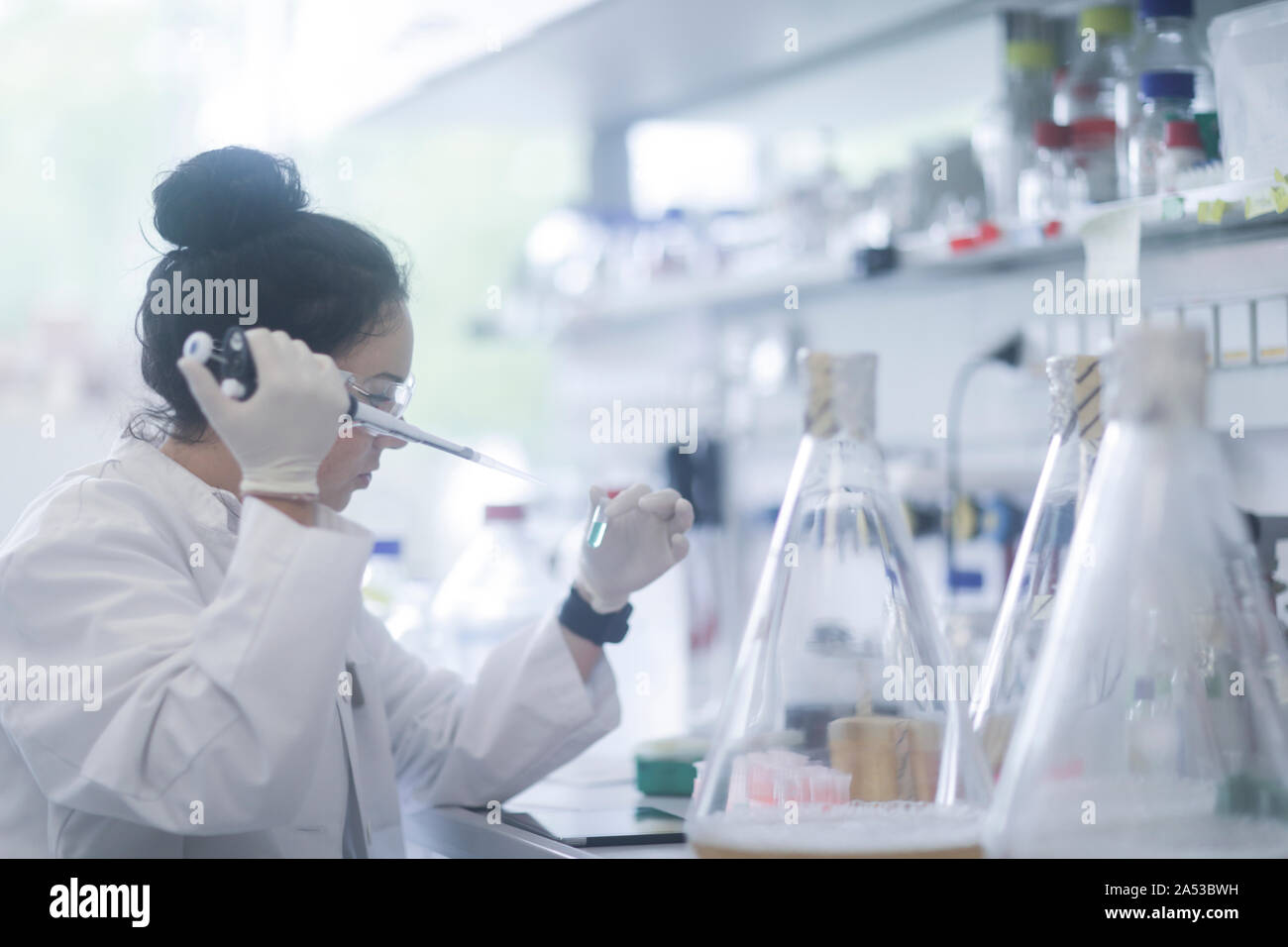 Female chemical engineer hi-res stock photography and images - Alamy