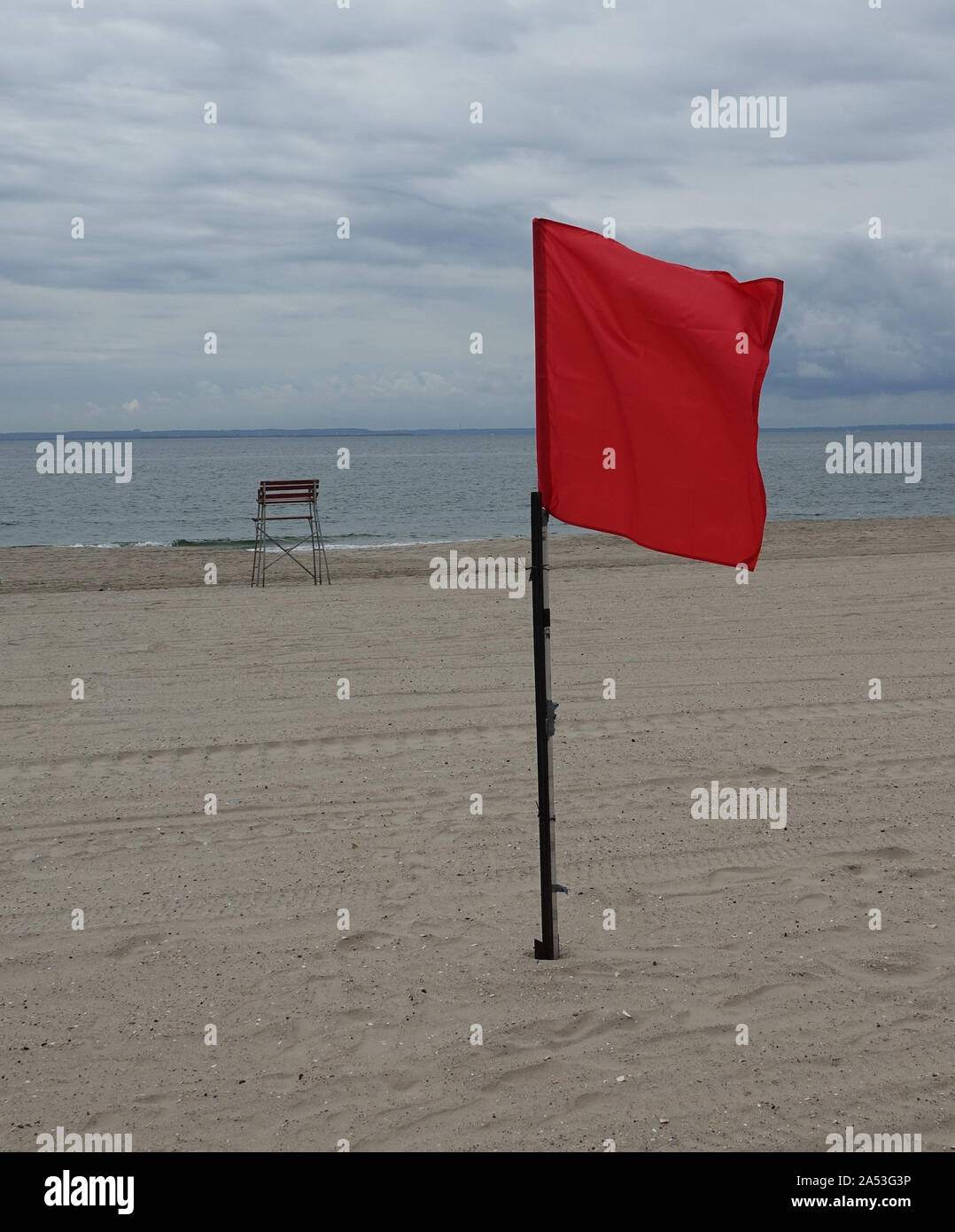 New York, USA. 10th Sep, 2019. A red flag is blowing on the beach of ...