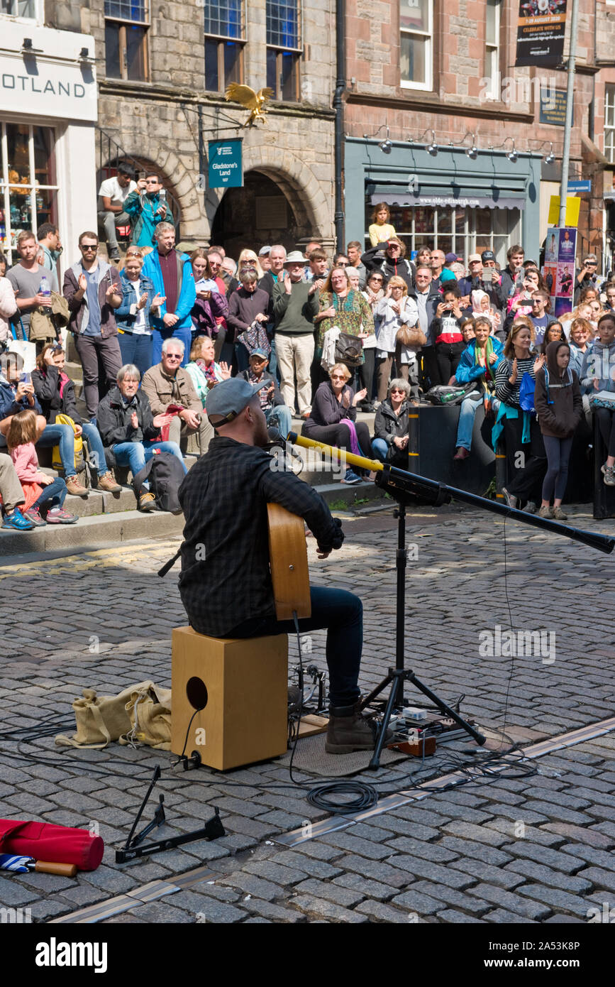 Musician street performer and audience on Royal Mile. Edinburgh Fringe ...