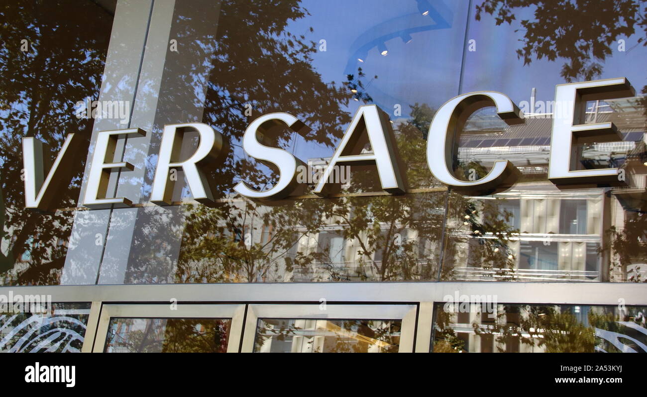 Logo de versace hi-res stock photography and images - Alamy