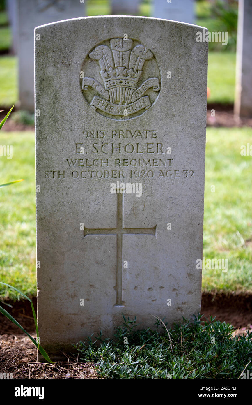 Commonwealth War Graves Commission Grave of Ernest Scholer of the Welch ...