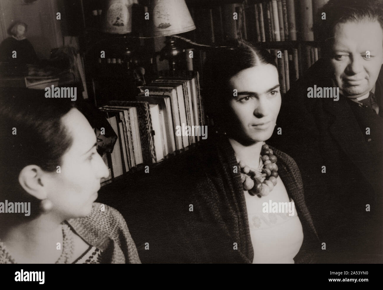 Diego Rivera And Frida Kahlo Kissing