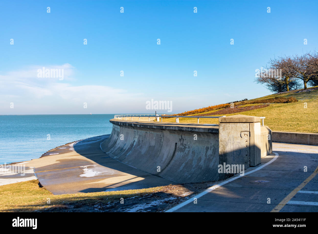 Chicago Lakefront Trail with Lake Michigan Stock Photo - Alamy