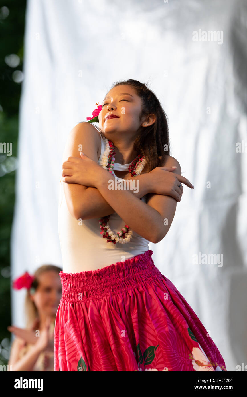 Women traditional hawaiian hula hi-res stock photography and images - Alamy