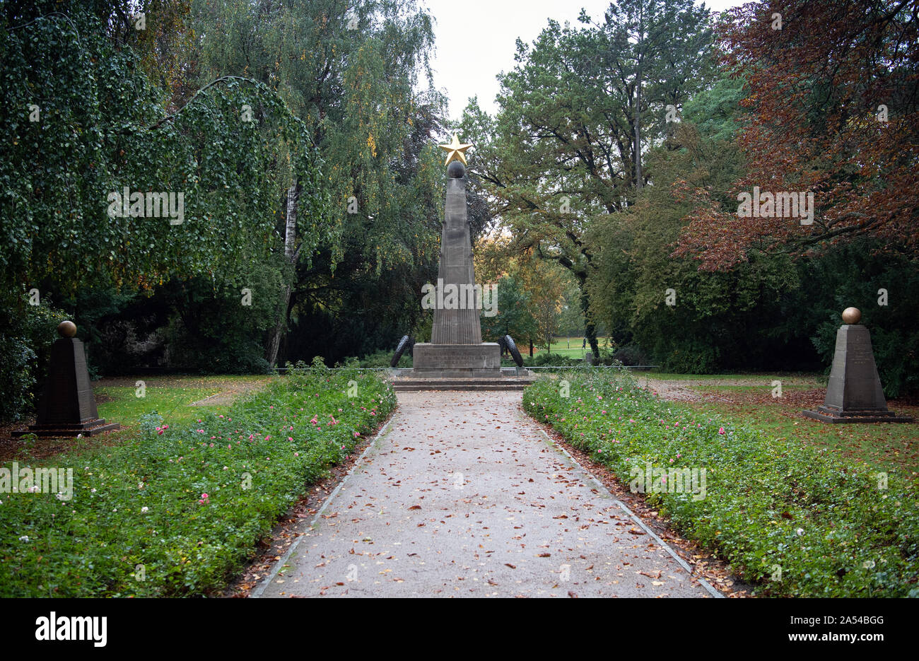 Bernau, Germany. 16th Oct, 2019. The Soviet cemetery of honour of the ...
