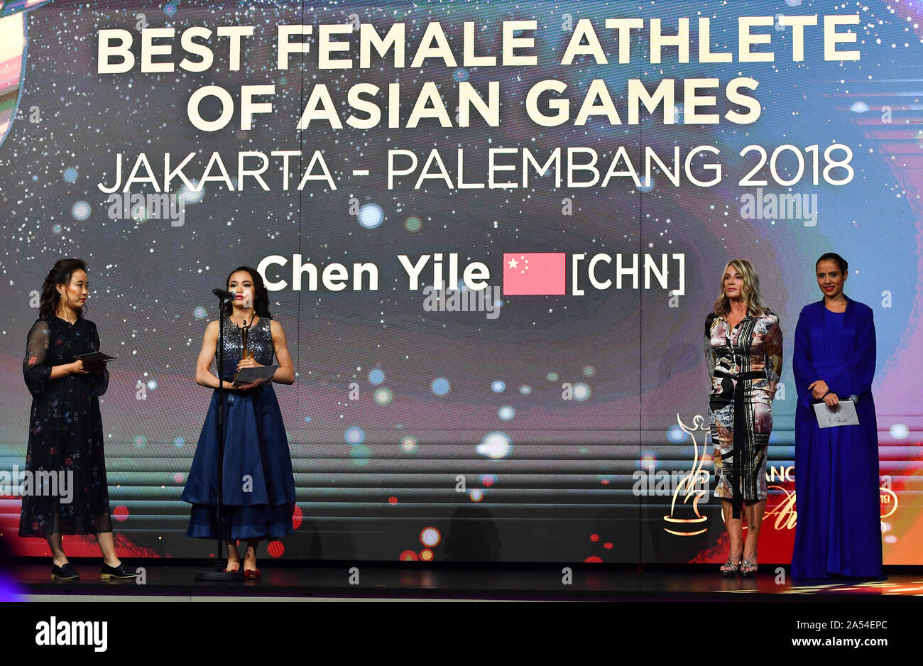 Doha, Qatar. 17th Oct, 2019. Chinese gymnast Chen Yile (2nd L) speaks ...