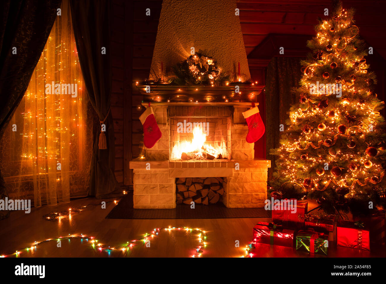 Christmas scene fireplace hi-res stock photography and images - Alamy