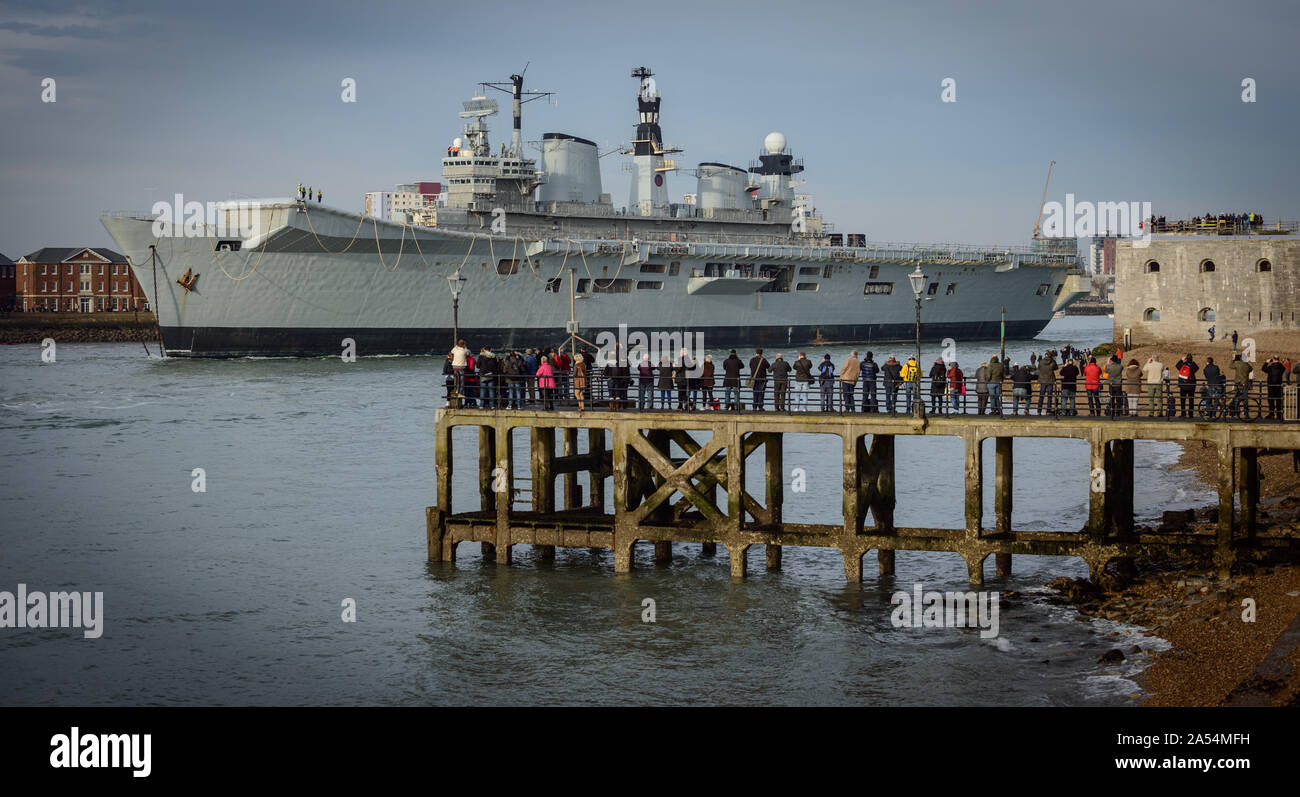 Hms illustrious r06 hi-res stock photography and images - Alamy