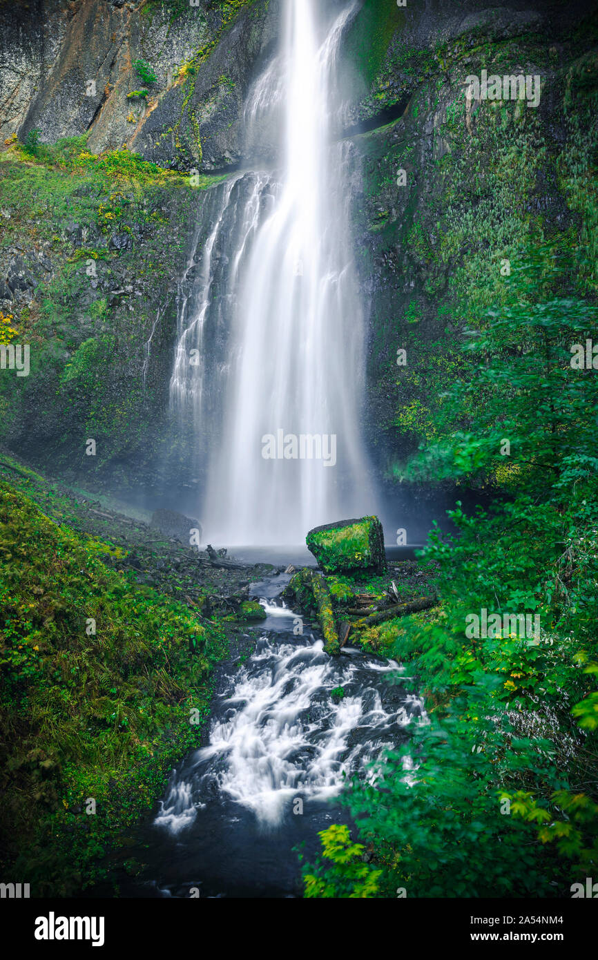 Cliff bottom hi-res stock photography and images - Alamy