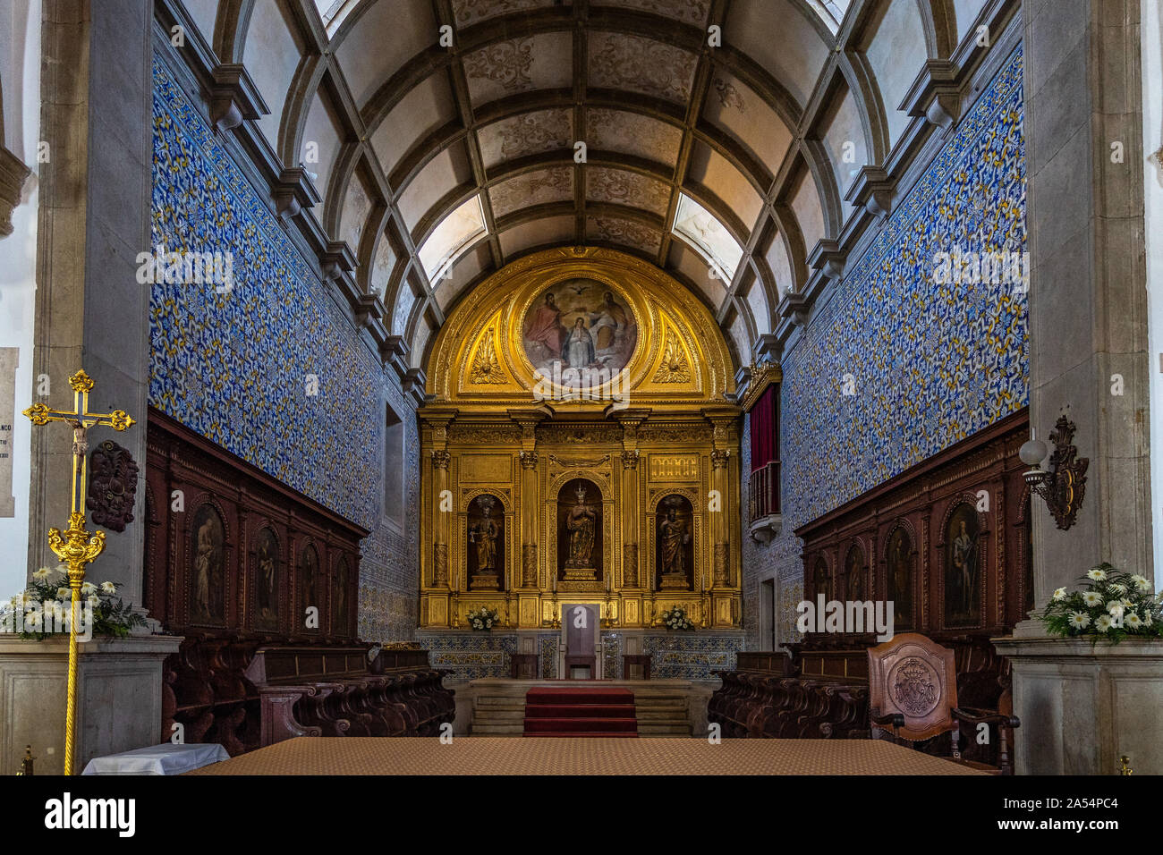 Main altar of Faro Cathedral (Sé Catedral) with walls finely decorated ...