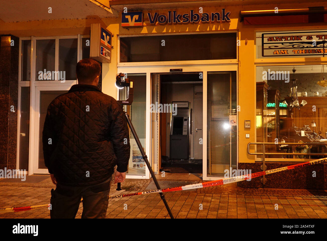 First atm machine hi-res stock photography and images - Alamy