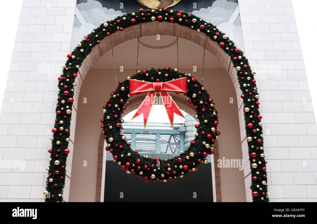 Singapore-28 NOV 2017:Christmas theme gate with flower ring decoration ...