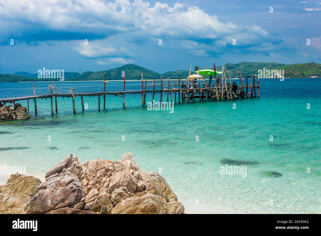Wood bridge on the beach with water and blue sky. Koh kham pattaya ...