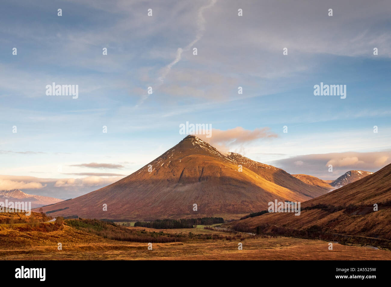 Pyramid-shaped mountain in the Scottish highlands Stock Photo - Alamy