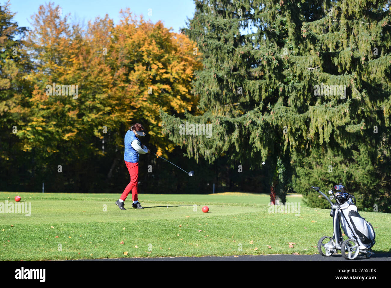 Older woman playing golf hi-res stock photography and images - Alamy
